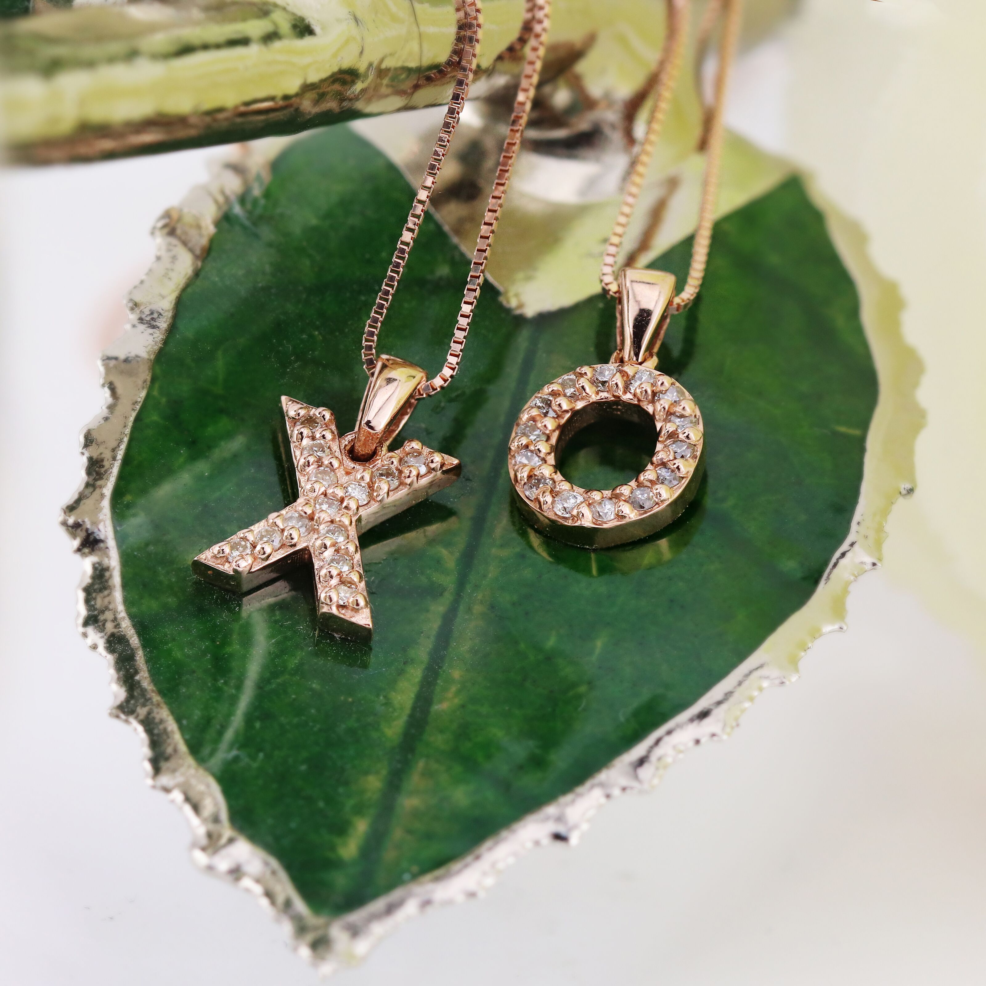 Diamond Letter R Initial Pendant in 14k Yellow Gold (1/10 cttw) 18-Inch ...