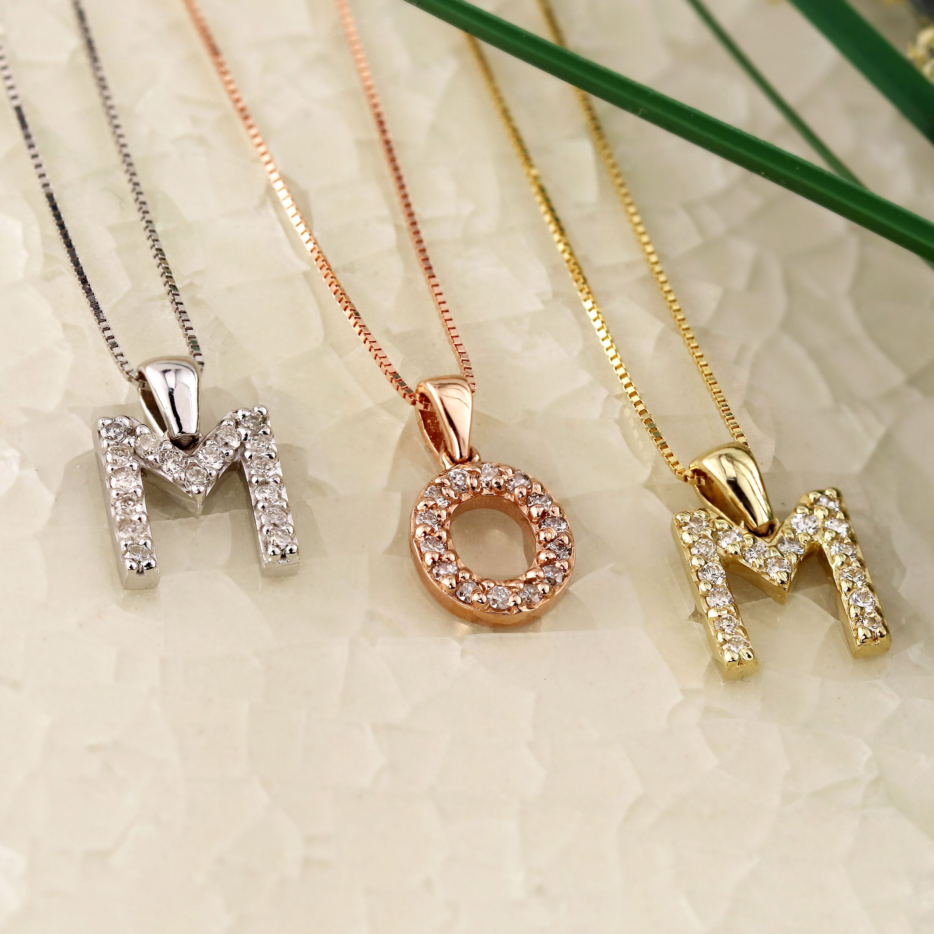 Diamond Letter R Initial Pendant in 14k Yellow Gold (1/10 cttw) 18-Inch ...